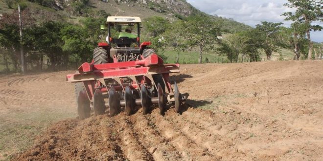 Moradora denuncia descaso com tratores no projeto Barro Alto; Seagro ...