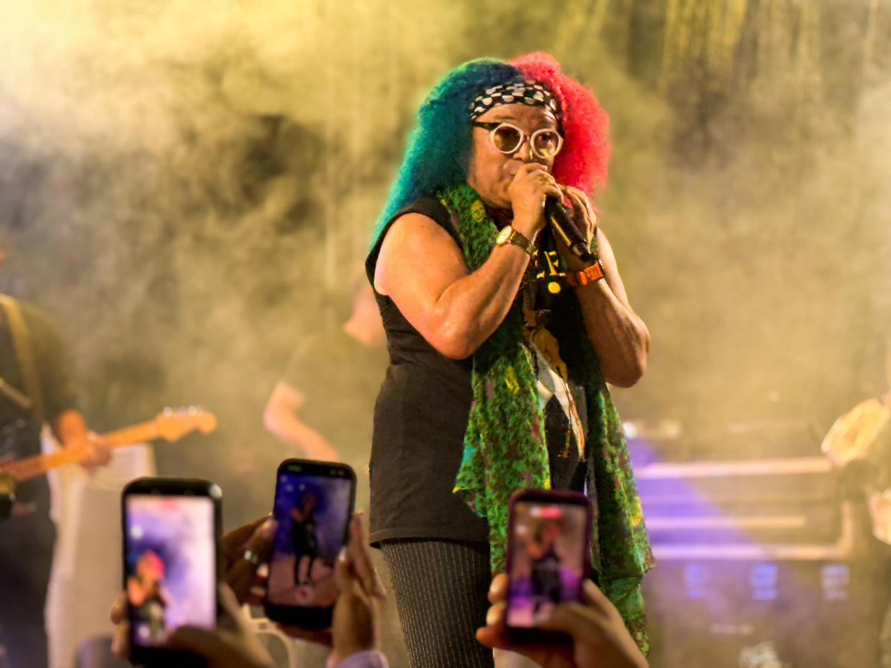 Wanderley Andrade canta sucessos, mistura brega com rock e sertanejo e ...